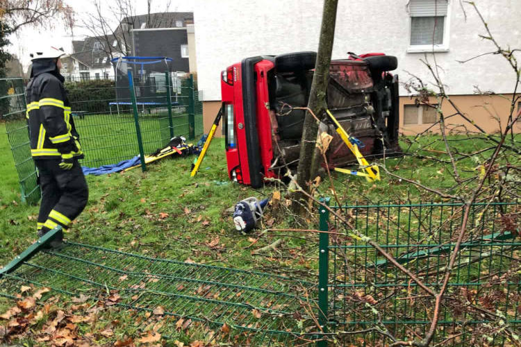 Erftstadt – Auto durchbricht Zaun und kollidiert mit Baum