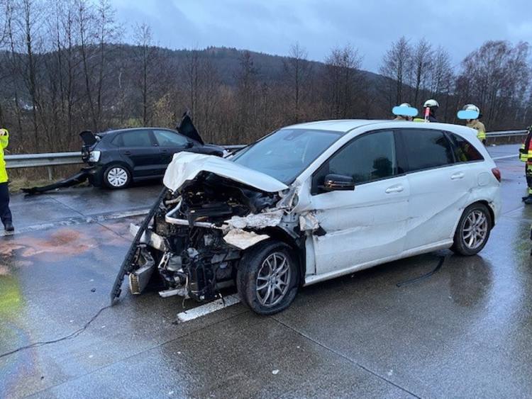 A6 Hauptstuhl – Vollsperrung und viele Gaffer nach Unfall mit zwei Verletzten