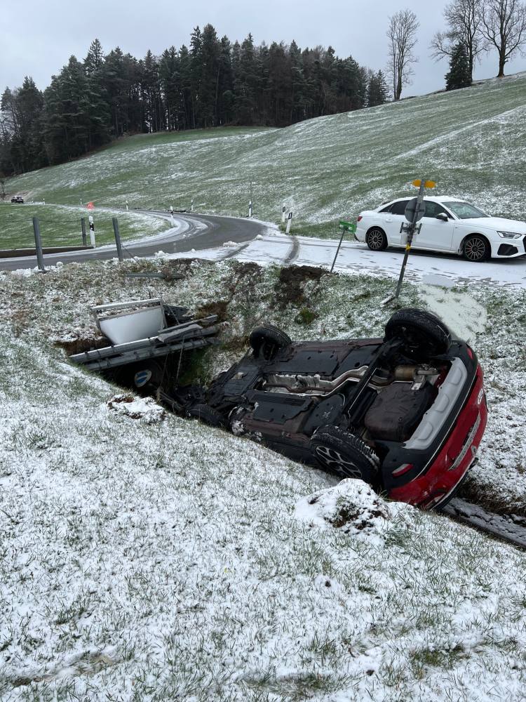 Oberegg AI: Auto gerät auf frisch verschneiter Strasse ins Rutschen und ...