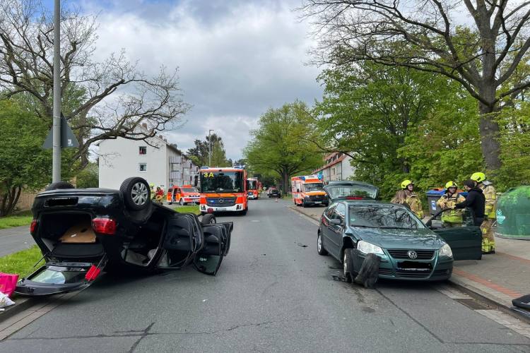 Auto landet nach Unfall in Hannover auf dem Dach