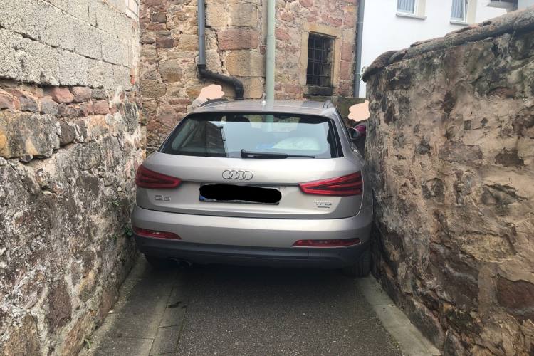 Edenkoben - Auto auf Fußgängerweg stecken geblieben