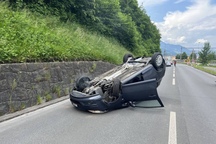 Unterterzen SG - Auto landet nach Unfall auf dem Dach