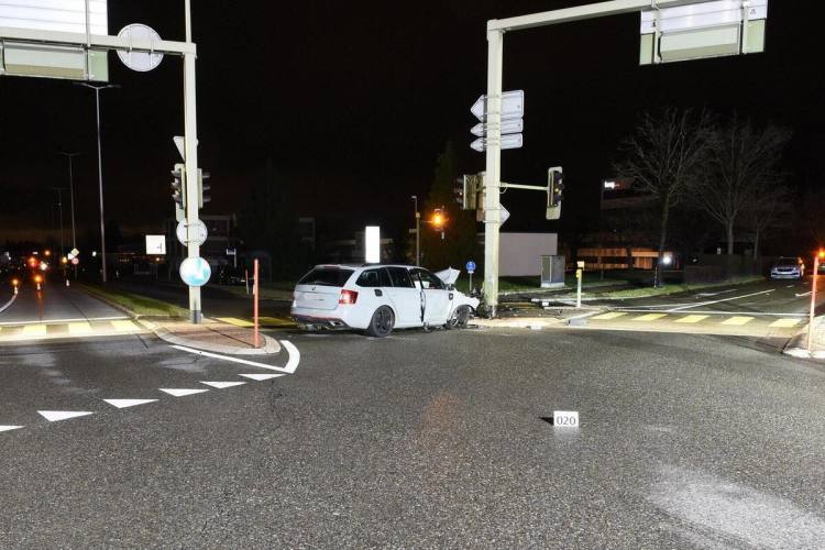 Unfall in Hinwil ZH - Heftig gegen eine Lichtsignalanlage geprallt