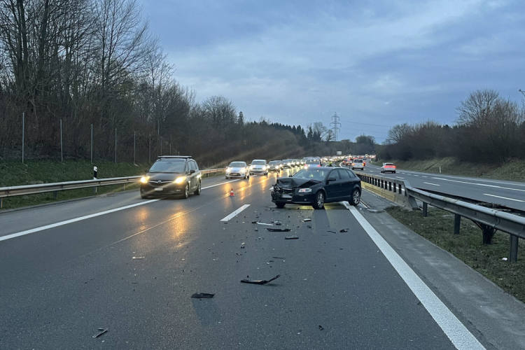 Neuenkirch LU/A2 - Verkehrsbehinderungen im Feierabendverkehr nach Unfall