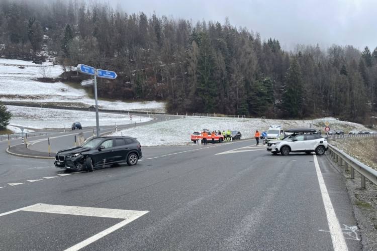 Trin GR - Unfall auf einer Kreuzung - Auto gerät während der Fahrt in Brand