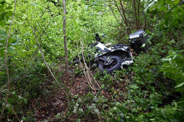 Eichberg SG - Motorradfahrer stürzt bei Unfall eine Böschung hinunter