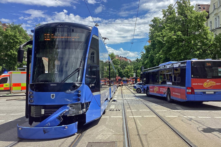 Neuhausen BY - Zehn Verletzte nach Unfall zwischen Tram und Bus