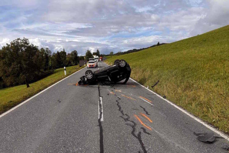 Ricken SG - Auto bleibt nach Unfall auf dem Dach liegen