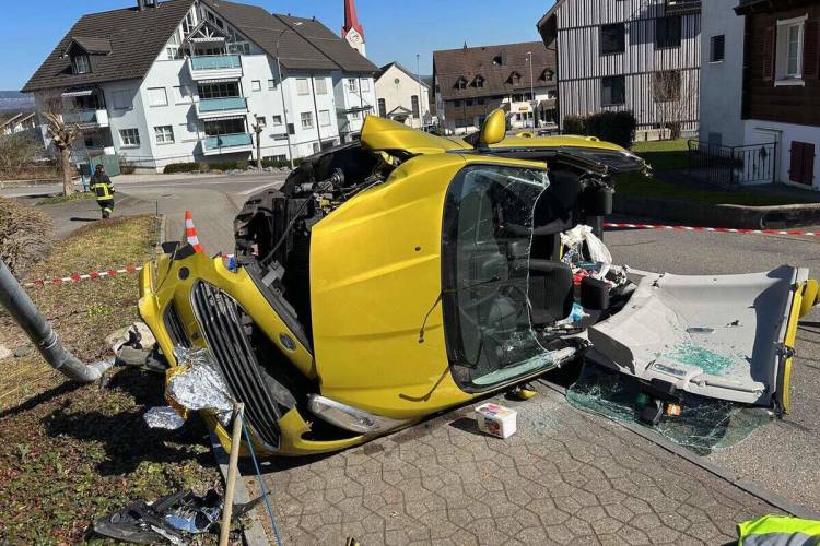 Heftiger Unfall in Mühlau AG – Feuerwehr befreit Lenkerin aus Auto