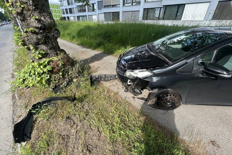 Unfall in Lenzburg AG – Heftig gegen einen Baum gekracht