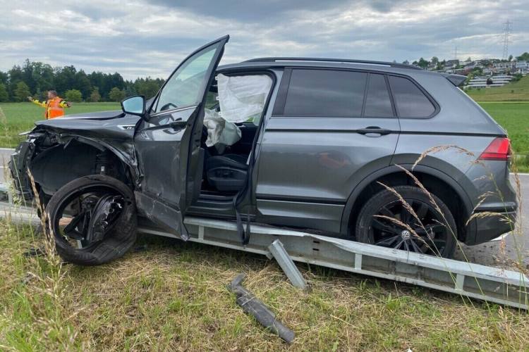 Unfall in Hünenberg ZG – Auto gerät auf Gegenfahrbahn