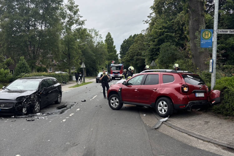 Aurich-Walle NI – Drei Verletzte nach Unfall mit drei Fahrzeugen