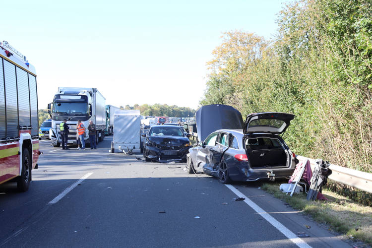 A2 Bad Oeynhausen NW – Unfall mit vier Pkw und Pferdeanhänger