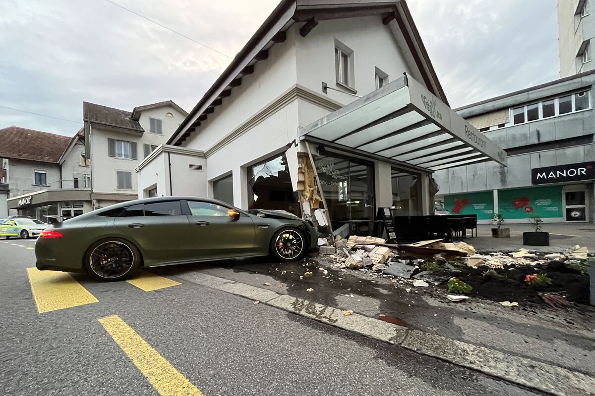 Unfall heute in Wohlen AG - Mercedes prallt heftig in ein Gebäude
