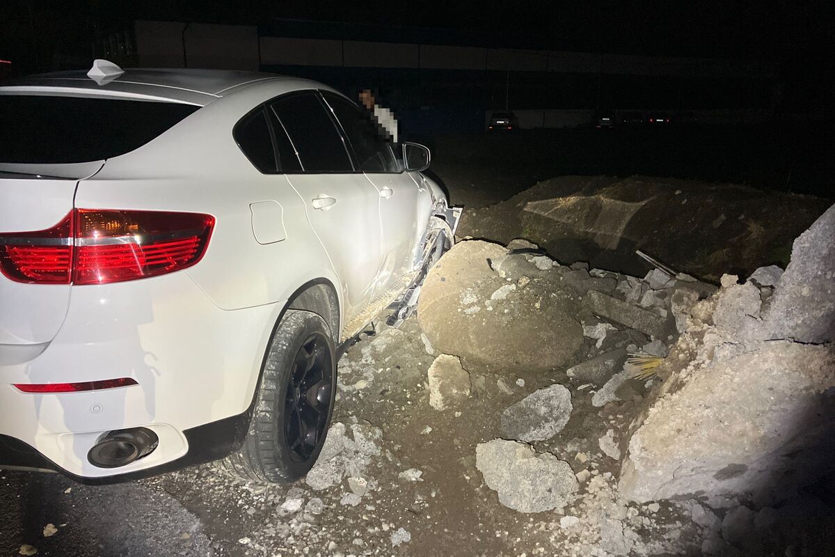 Unfall in Bilten GL - Wildtier ausgewichen und mit einem Steinhaufen ...