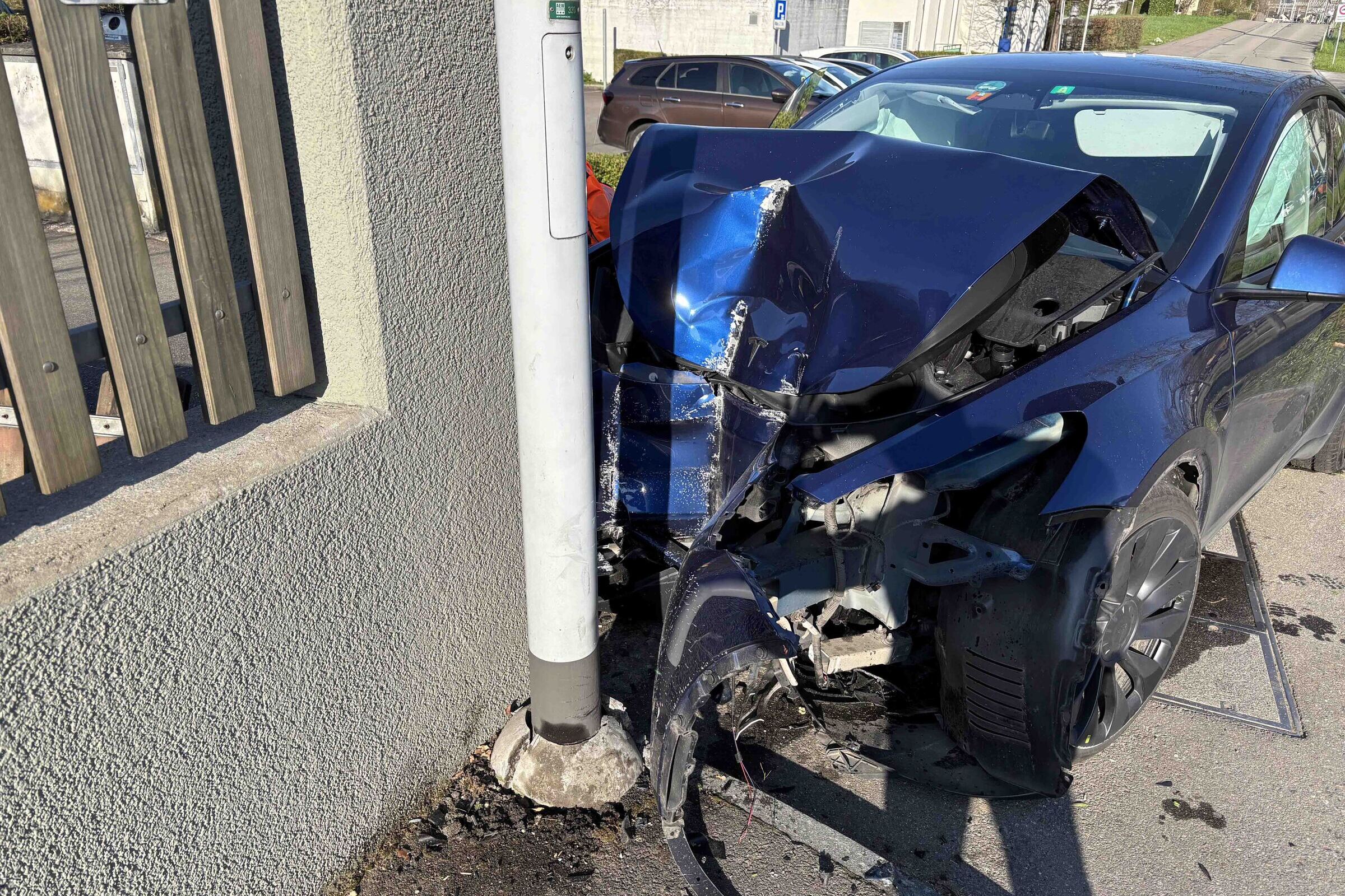 Turgi AG – Bei Unfall heftig in Gartenmauer gekracht