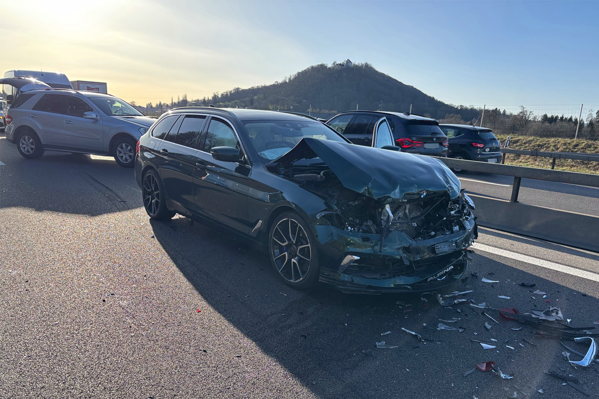 Brunegg AG – Auffahrkollision mit vier Fahrzeugen auf A1
