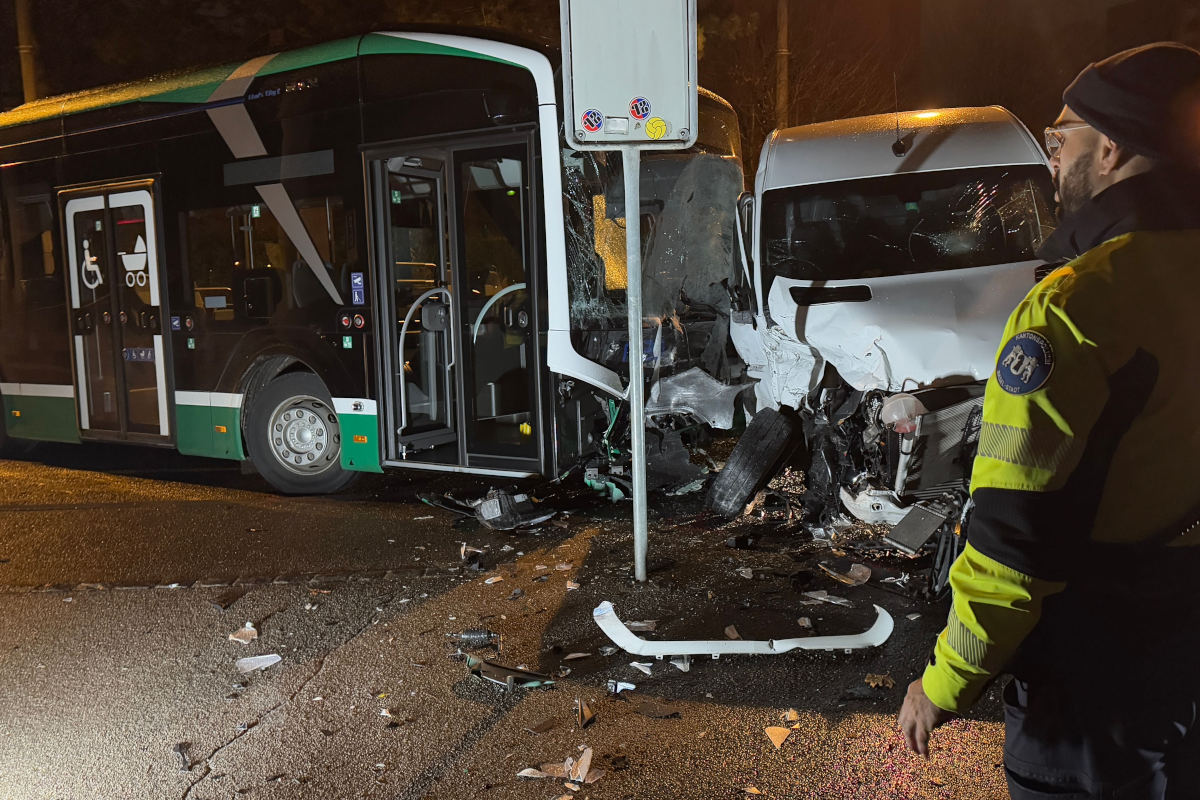Basel – Vier Verletzte nach Kollision zwischen Bus und Lieferwagen