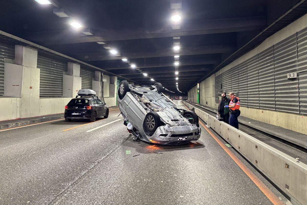 A2 Muttenz BL – Auto rutscht bei Unfall 40 Meter auf dem Dach