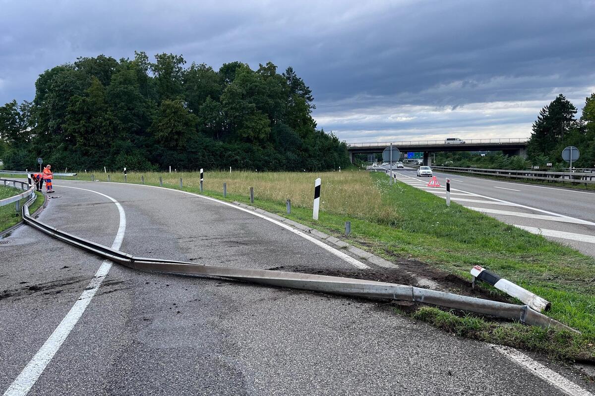 Unfall in Wangen-Dübendorf A15 ZH - Heftig gegen eine Leitplanke geprallt