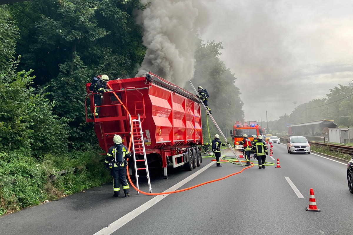 A40 Mülheim an der Ruhr NW – Lkw mit Metallschrott in Brand