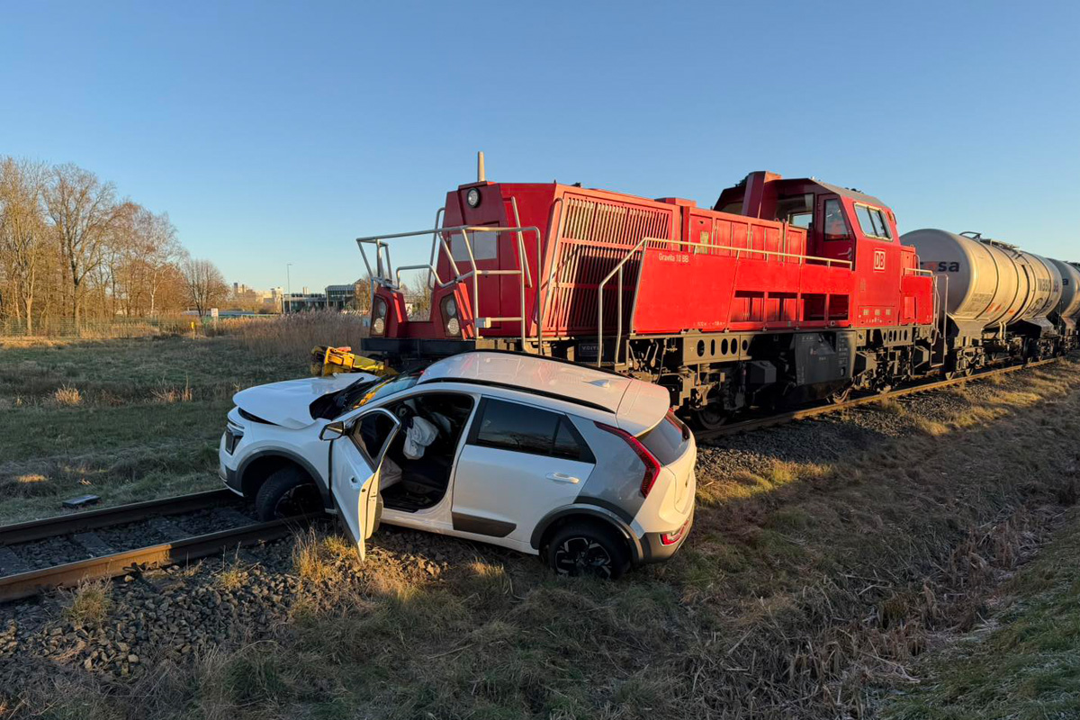 Stade – Güterzug erfasst Pkw an Bahnübergang