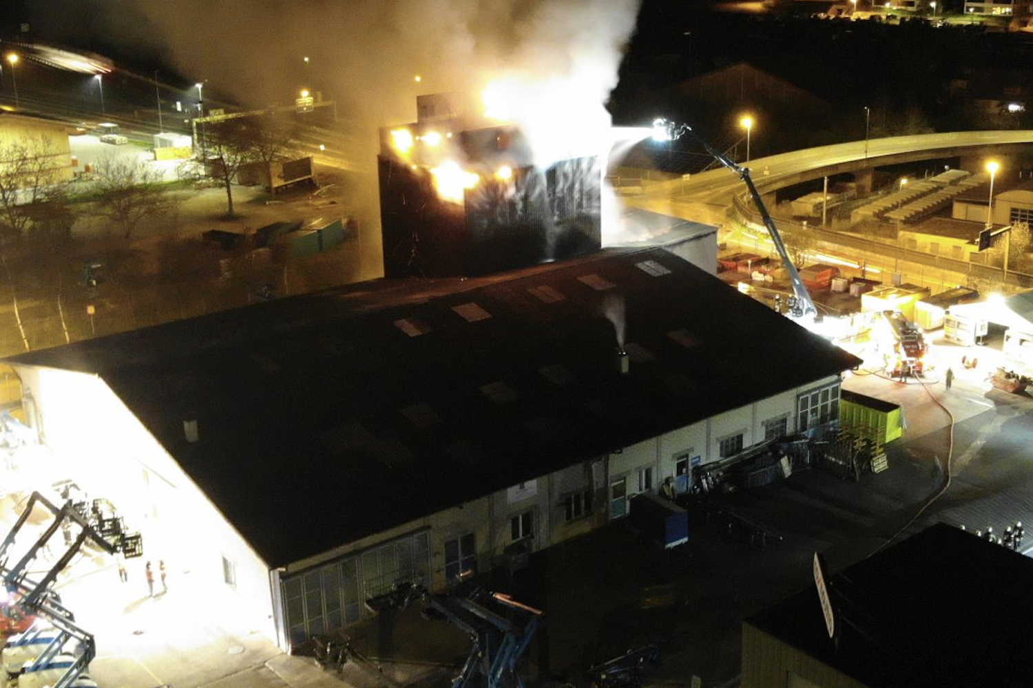 Grossaufgebot in Sissach BL wegen Brand in Entsorgungsfirma