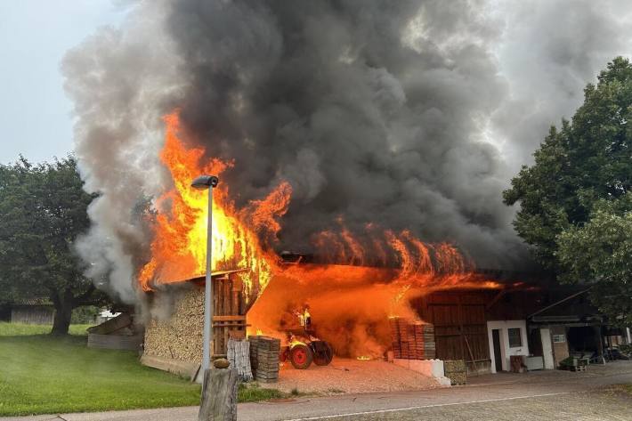 Oberhasli ZH – Brand einer Scheune verursacht enormen Sachschaden