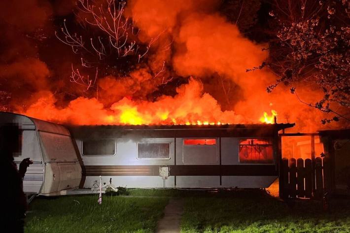 Olten SO - Feuer zerstört Wohnwagen komplett Olten SO - Feuer zerstört Wohnwagen komplett