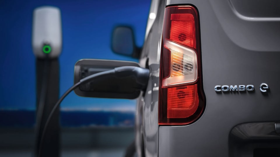 Vauxhall Combo Electric Small Van L2 2300 100kW Prime 50kWh H1 Crew Van ...