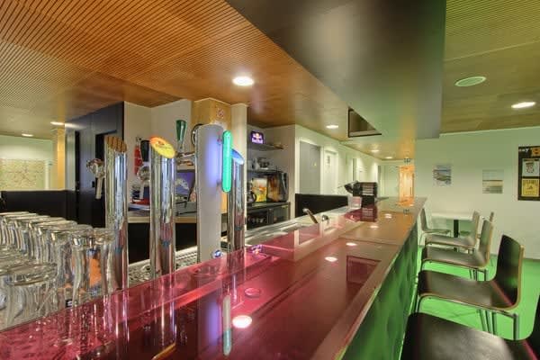 Auberge de jeunesse Hi Paris Yves Robert - Hostelling International ...