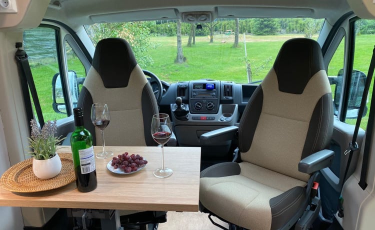 Autobus camper Fiat Ducato con sedili di lusso e un grande letto ...