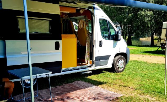 Chico – 4p complete bus with toilet, sleeps 2 adults + 1 baby from €79 ...