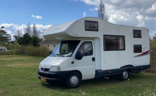 Fijne gezinscamper met 6 zit & 5 slaapplaatsen. – Compacte 5 persoons ...