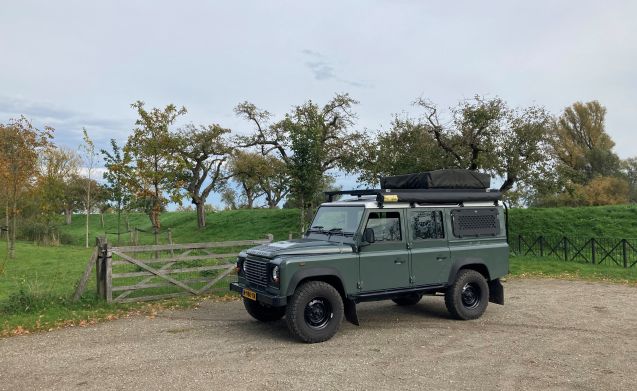 Land Rover Defender met daktent vanaf € 186 p.d. - Goboony