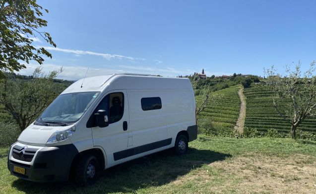 Jeffrey – Gezellige 2p Citroën Jumper camper vanaf € 72 p.d. - Goboony