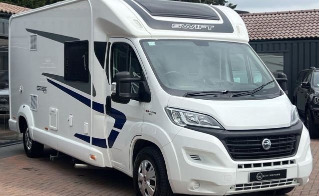 Robyn – Robyn - 6 Berth Luxury Motorhome from £150 p.d. - Goboony