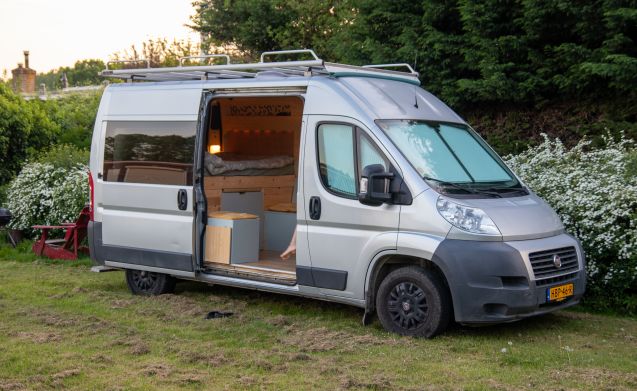 Ducato - Avontuurlijke kampeerbus met on-board bioscoop en "Stealth ...