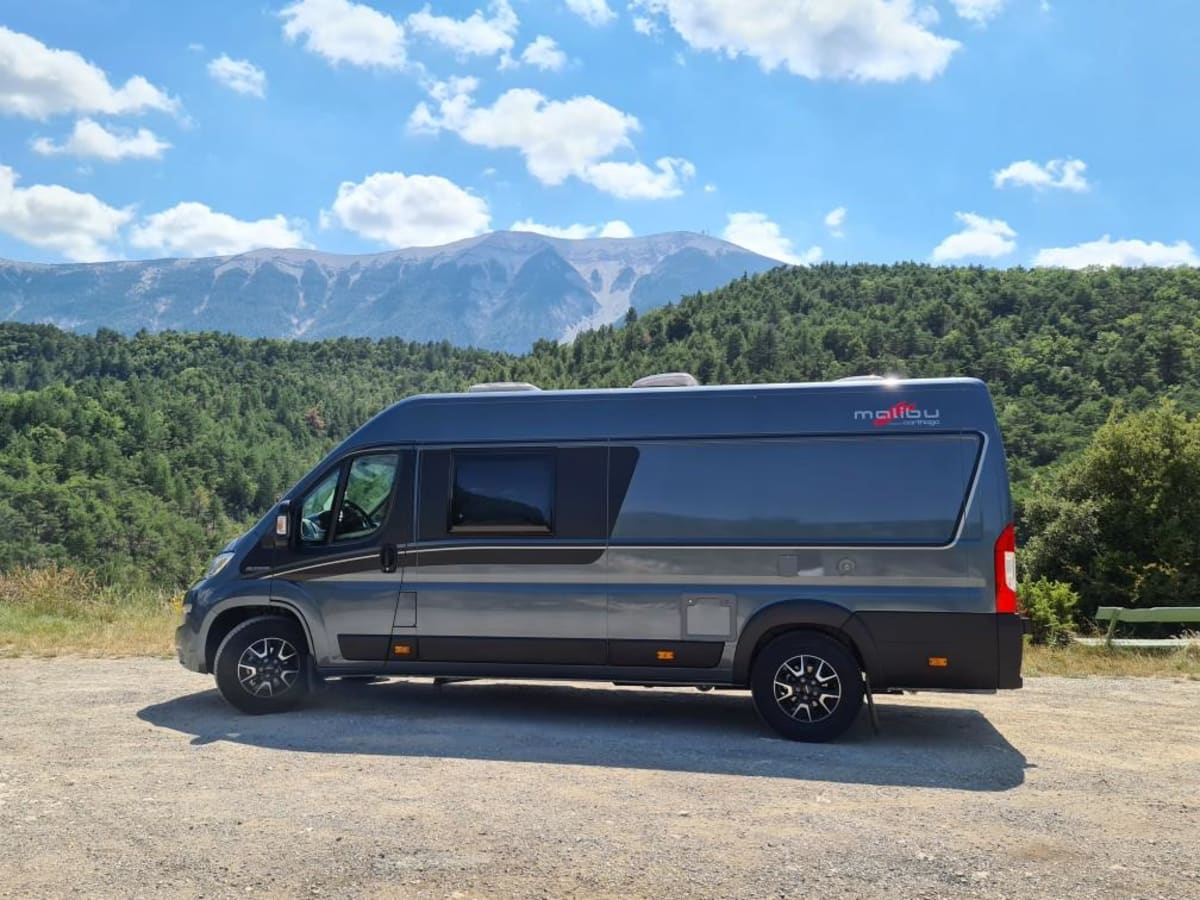 Malibu Van 640 LE – Camper per autobus di lusso a Malibu da 120 € al ...
