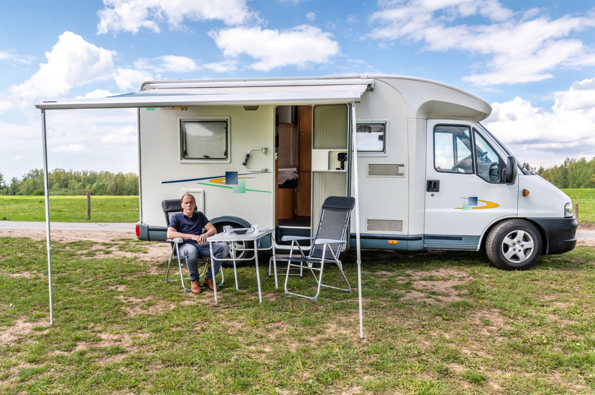 Compact semi-integrated motorhome from €85.00 p.d. - Goboony