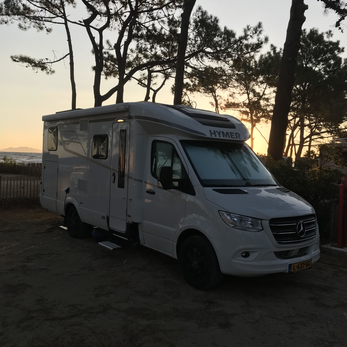 Vrijheid op wielen – Powerful luxury Hymer Mercedes camper semi ...