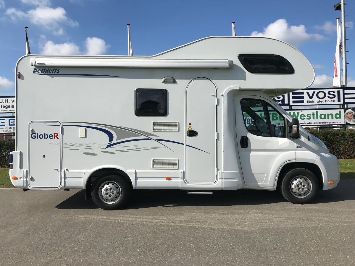 Complete & Compact 6-person camper with bunk bed (Luxury) from €92.00 p ...