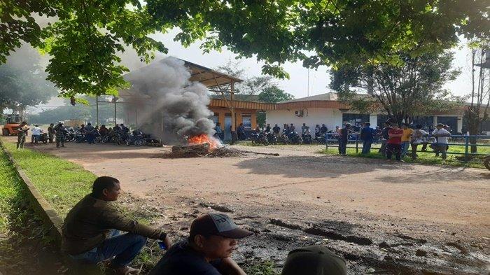 Ratusan Karyawan PT Mitra Ogan Mogok Kerja, Tuntut Gaji dan THR ... Ratusan Karyawan PT Mitra Ogan Mogok Kerja, Tuntut Gaji dan THR ...