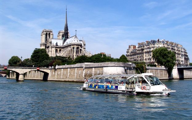 Batobus Paris: Hop-on, Hop-off Boat Tour