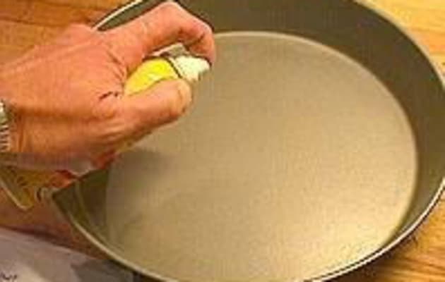 Chemiser un moule avec du beurre, de la farine, des biscuits, du ...