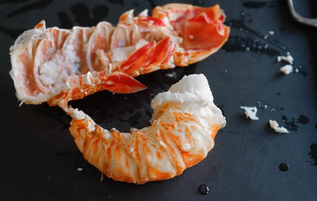 Queue de langouste pochée au court-bouillon - Recette par Chef Simon