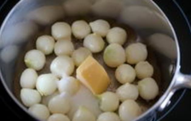 Petits oignons grelots glacés à blanc et à brun - Recette par Chef Simon