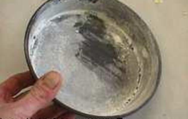 Chemiser un moule avec du beurre, de la farine, des biscuits, du ...