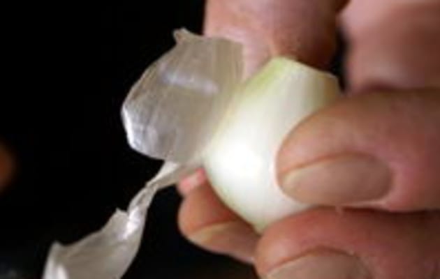 Eplucher des petits oignons grelots - Technique culinaire - Recette par ...