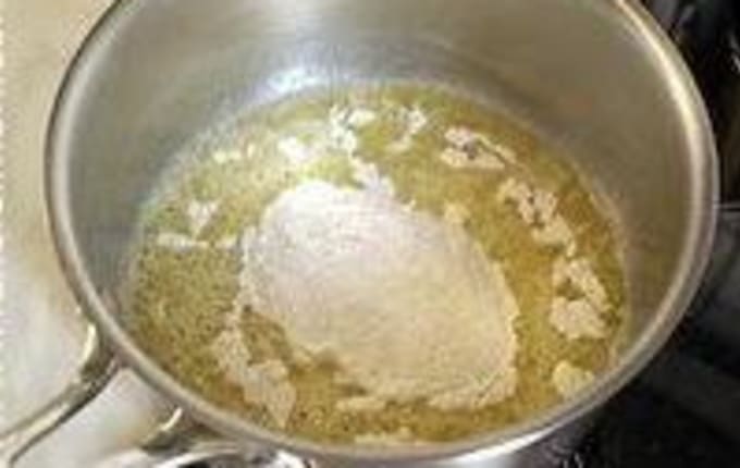 Comment réaliser un roux blanc, blond ou brun pour une béchamel ou ...